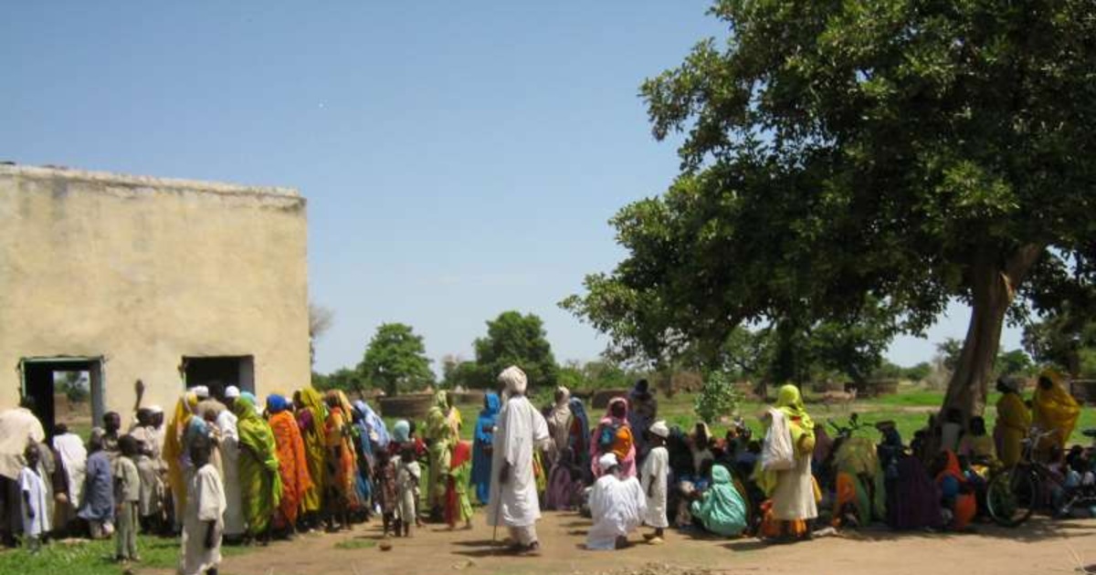 No interior de Darfur, o ACNUR ajuda a levar a clínica até o paciente ...
