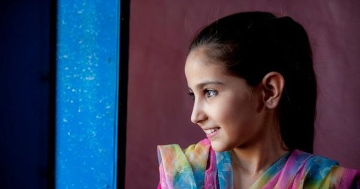 Sawera Niazmand, hija de la Sra. Aqeela Asifi y alumna en la escuela de ...